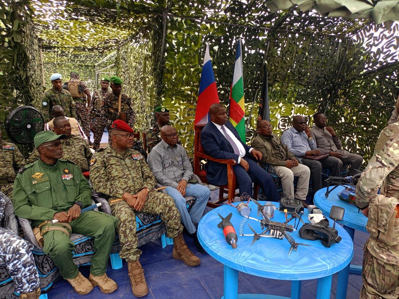 Centrafrique : Visite du Président Touadéra à la base militaire de ...